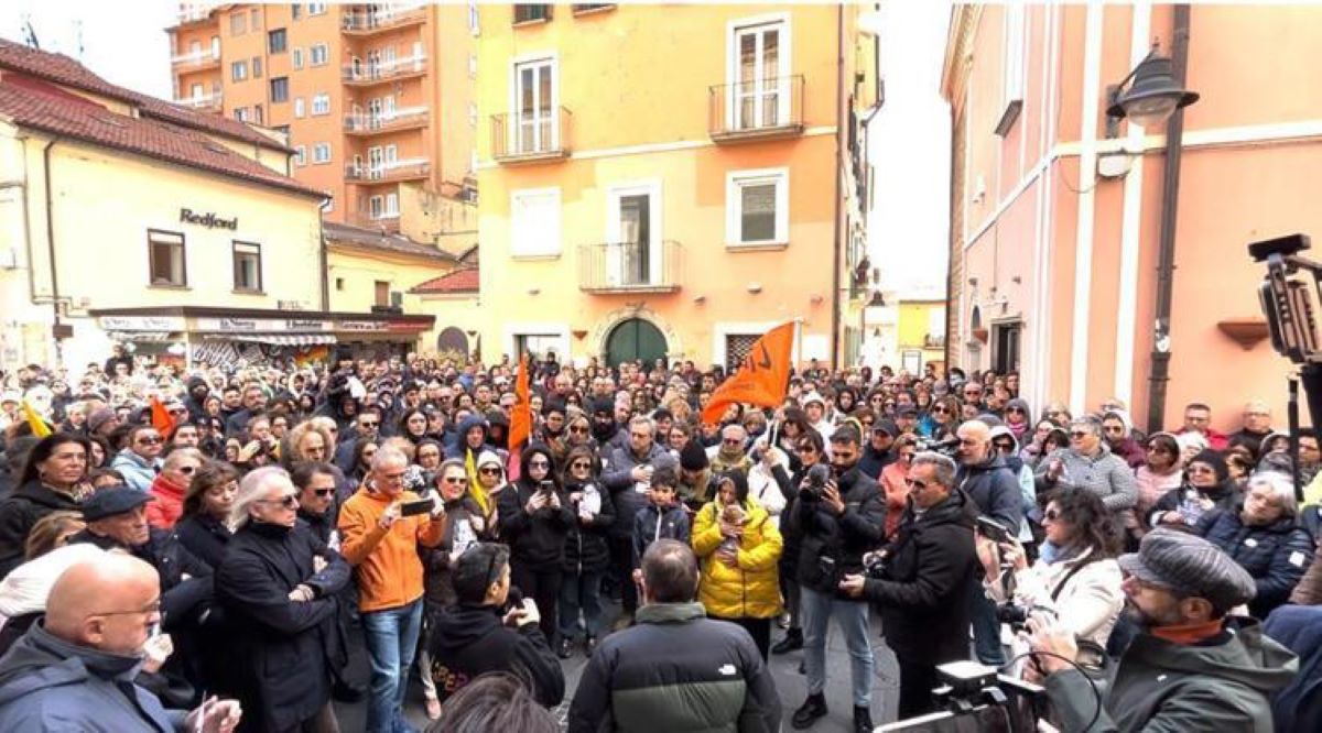 Potenza, grande folla contro la riapertura della chiesa in cui fu ... Potenza, grande folla contro la riapertura della chiesa in cui fu ...